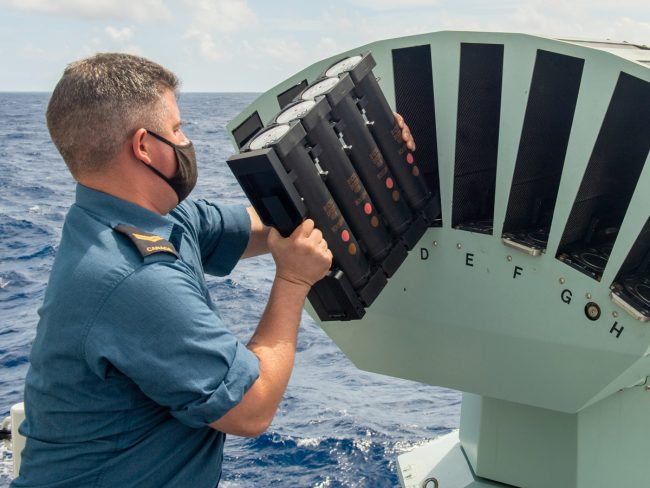 HMCS Vancouver tests electronic warfare capabilities during RIMPAC / Le ...