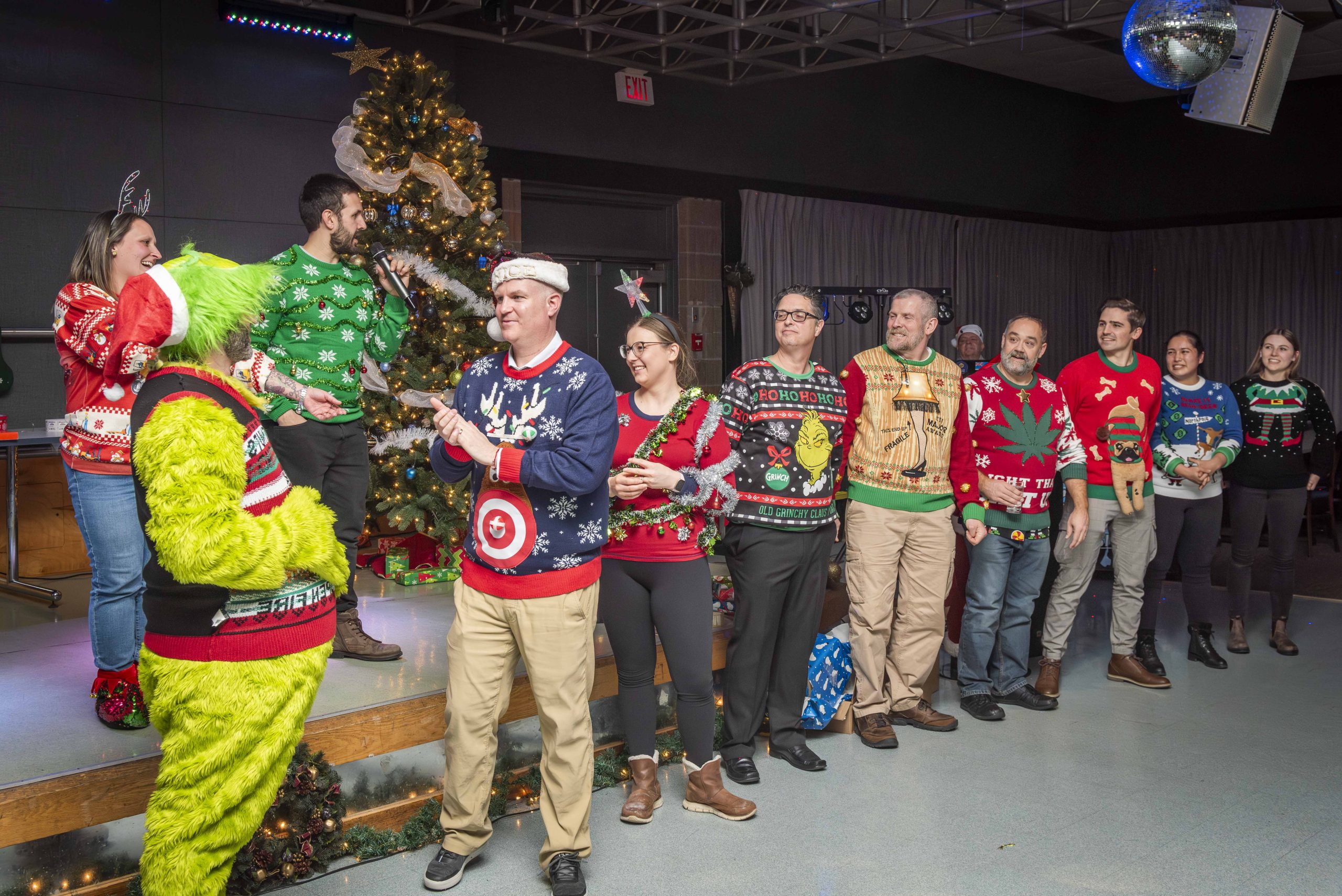 12 Wing HQ gets into the holiday spirit | Trident Newspaper